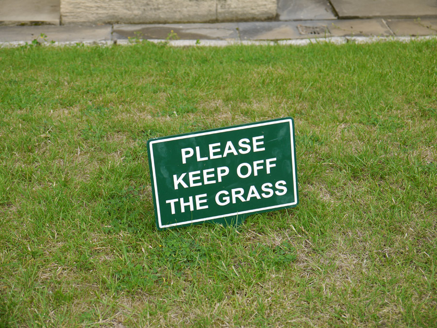 Aluminium keep off the grass sign